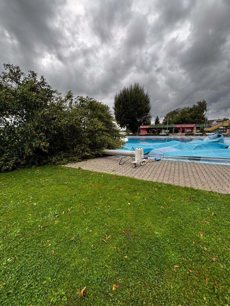 Kurz, aber heftig: Sturm entwurzelt Bäume und fegt komplette ...